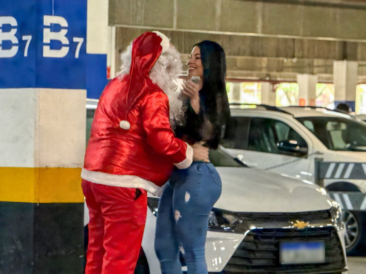 Cenapop · Nem o Papai Noel resistiu: musa da Playboy é vista em clima ...